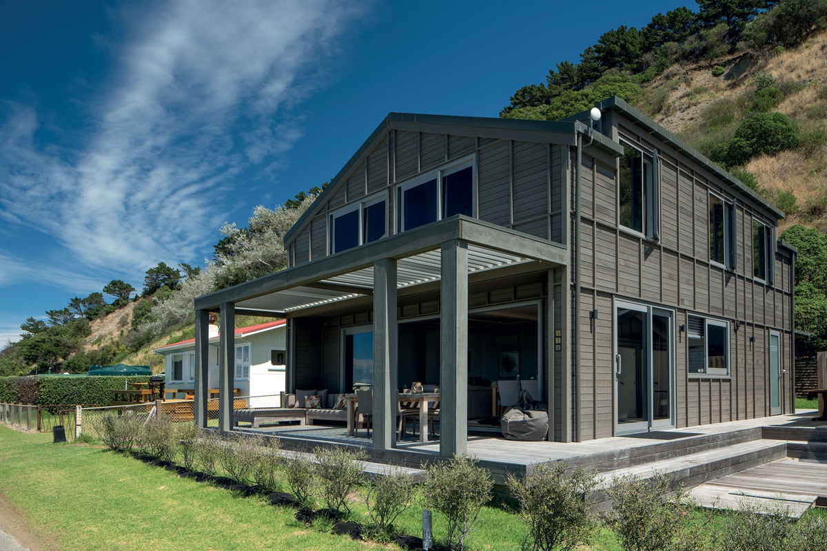 The modern bach: Pourerere Beach House | Architecture Now