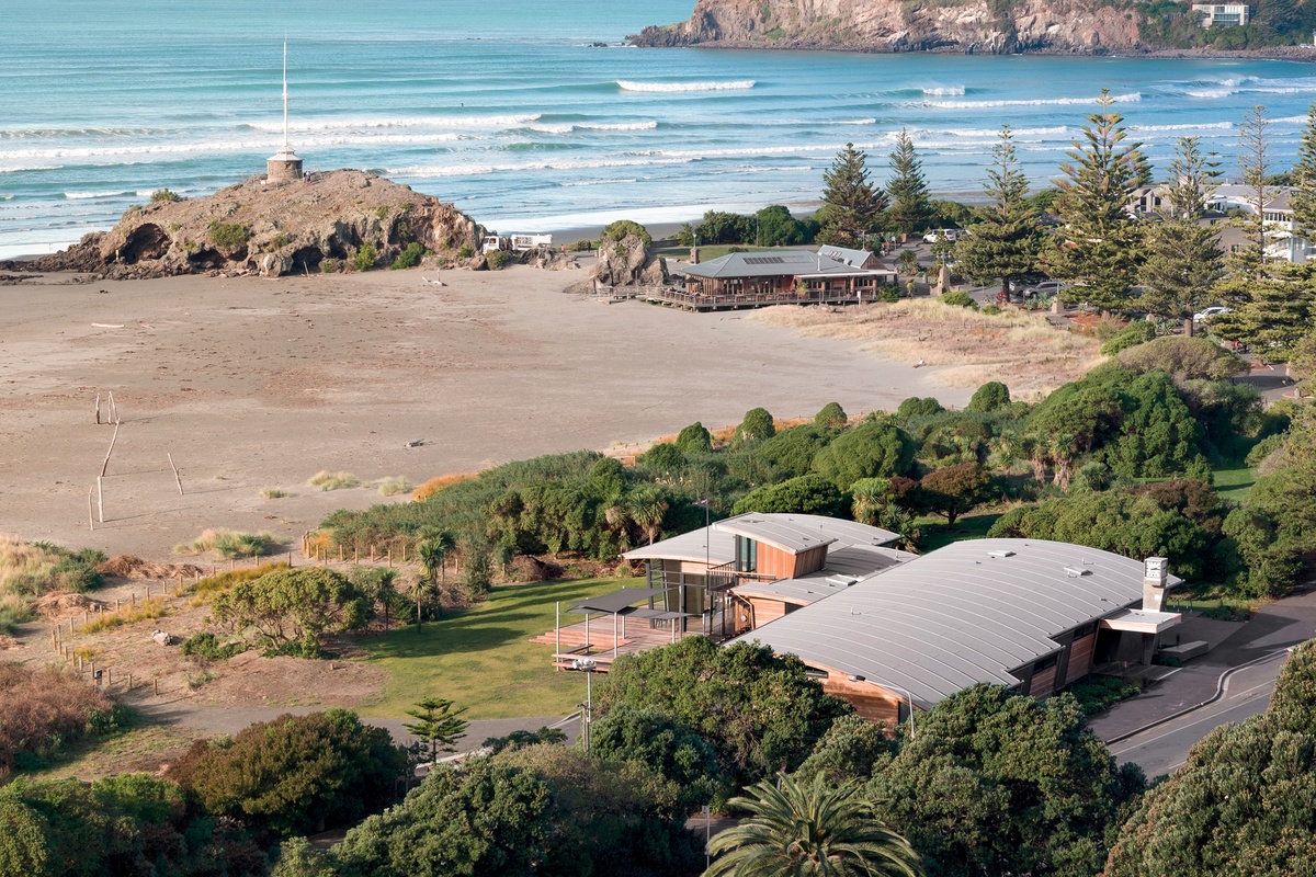 Coastal gem: Sumner Surf Lifesaving Club | Architecture Now