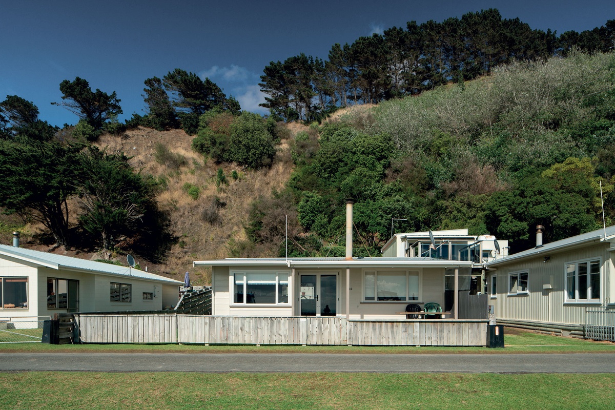 The modern bach: Pourerere Beach House | Architecture Now