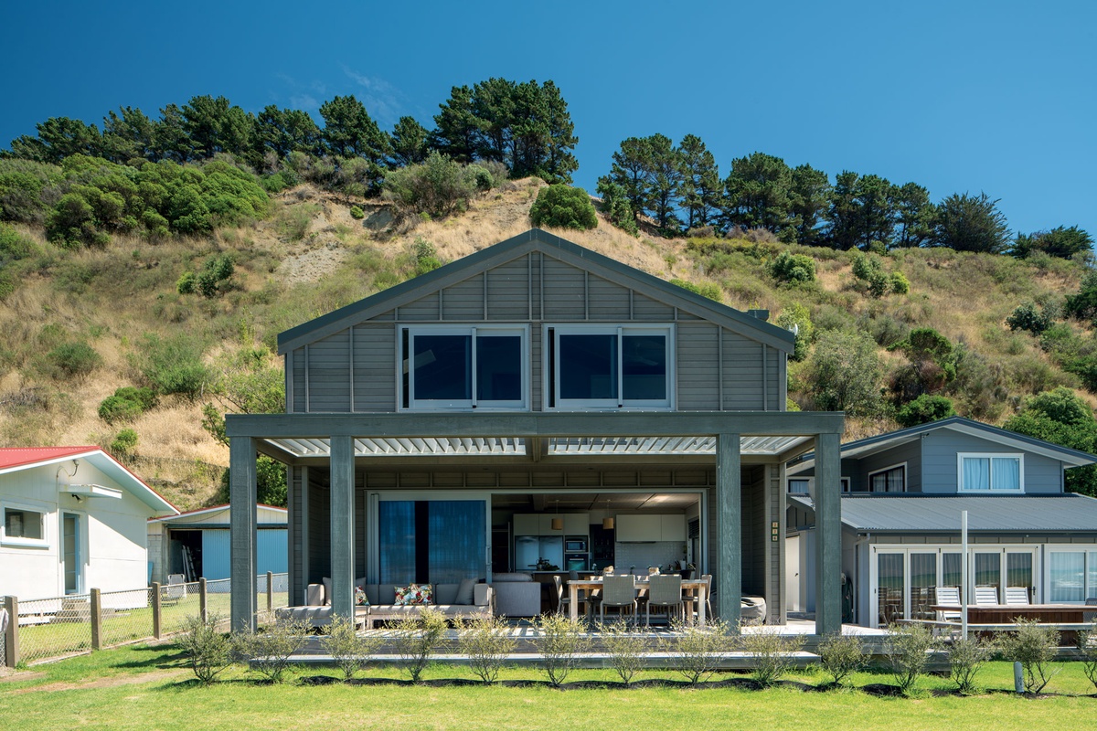The modern bach: Pourerere Beach House | Architecture Now