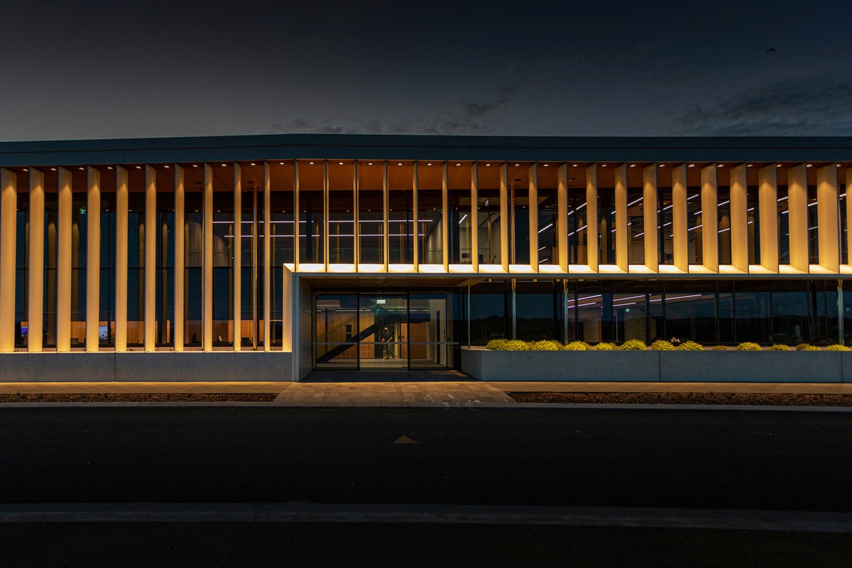 Huge hangar promotes sustainability | Architecture Now