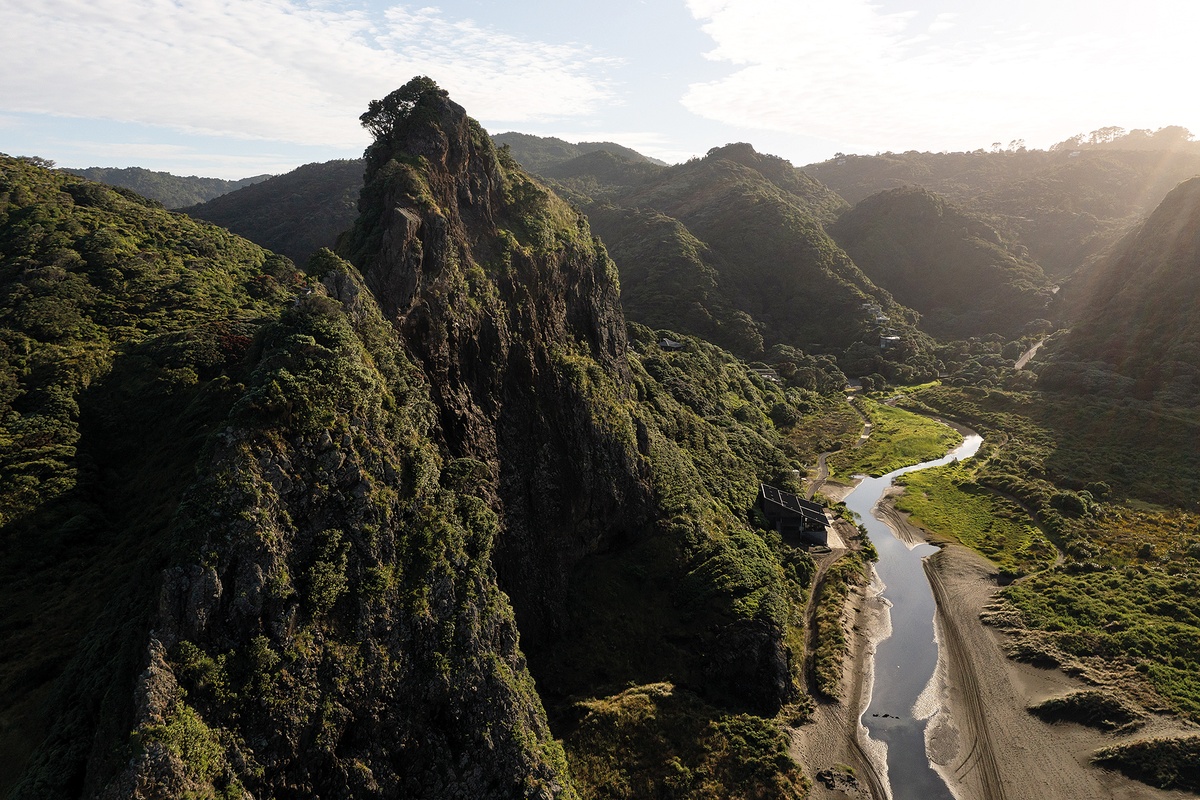 Under the folds of the rock | Architecture Now