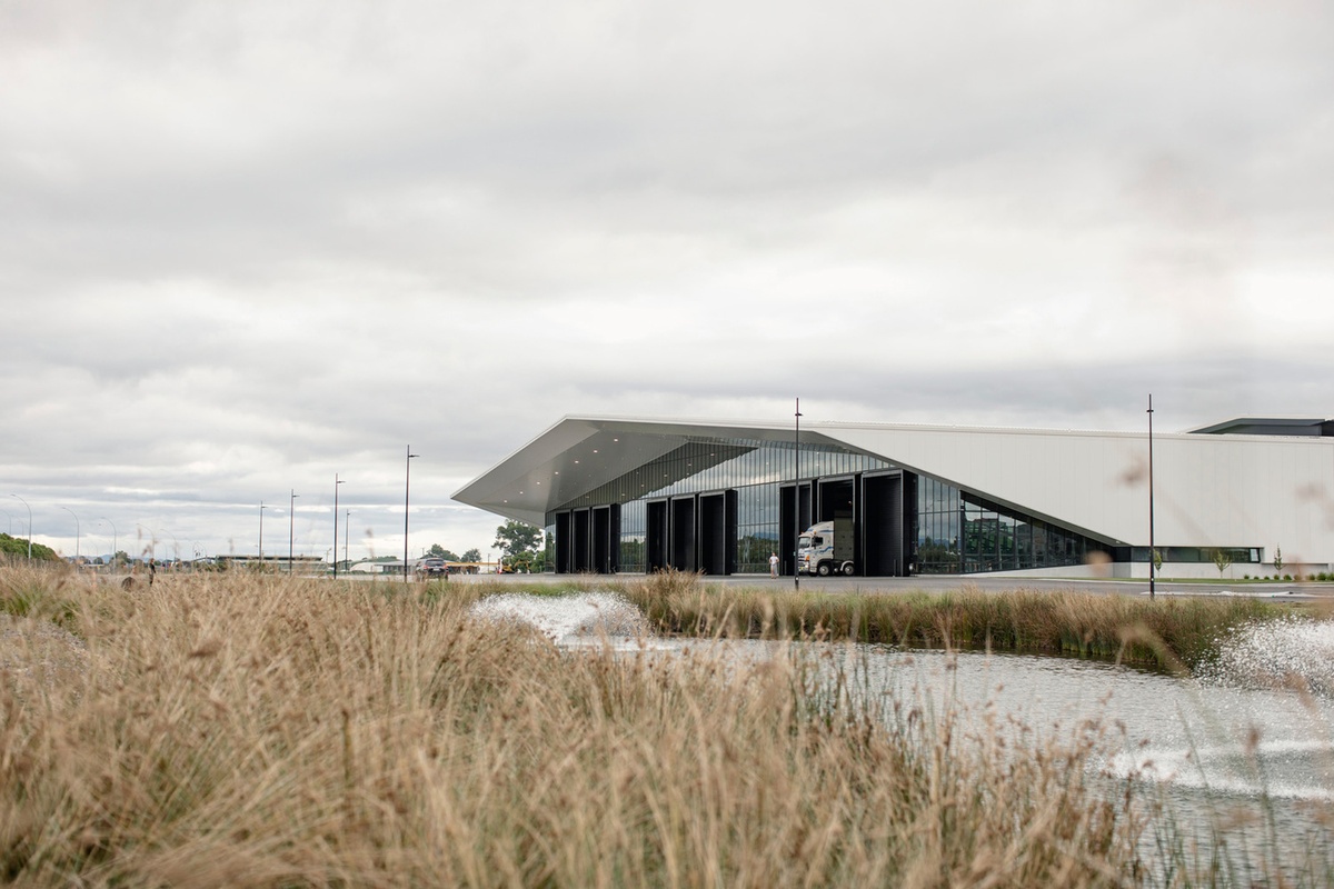 Huge hangar promotes sustainability | Architecture Now