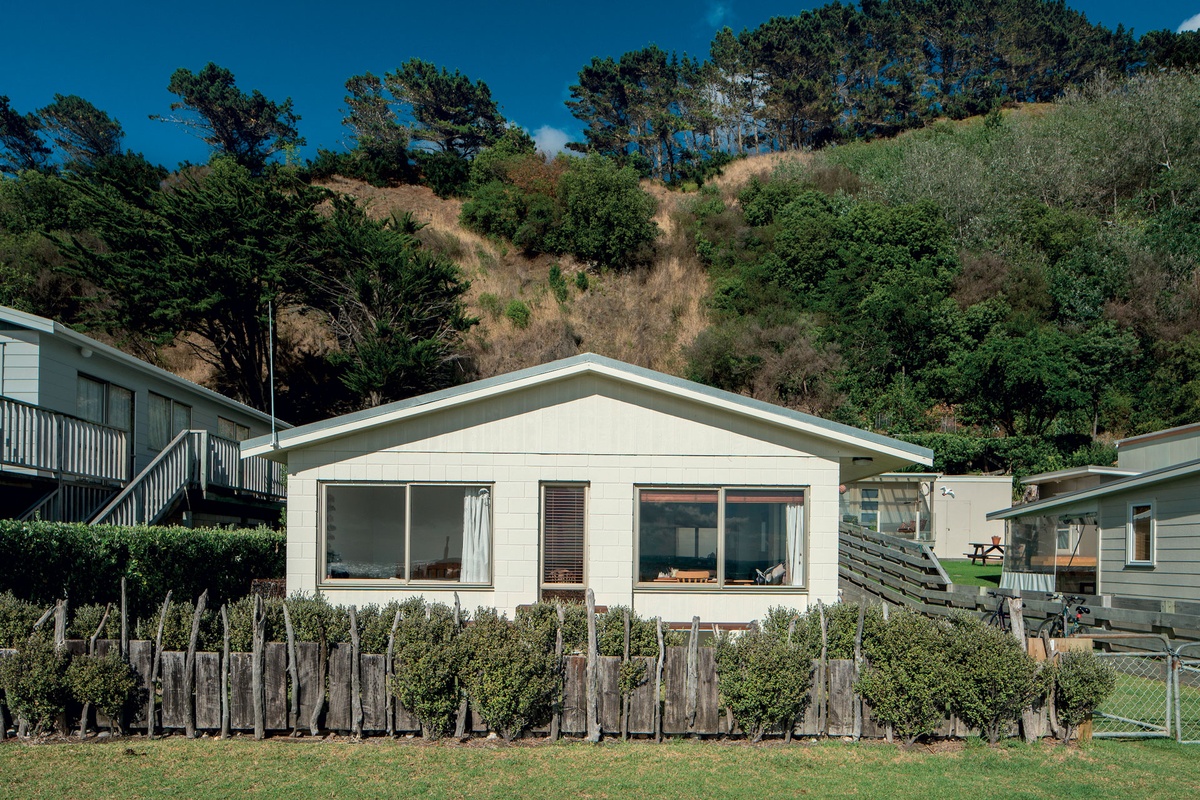 The modern bach: Pourerere Beach House | Architecture Now