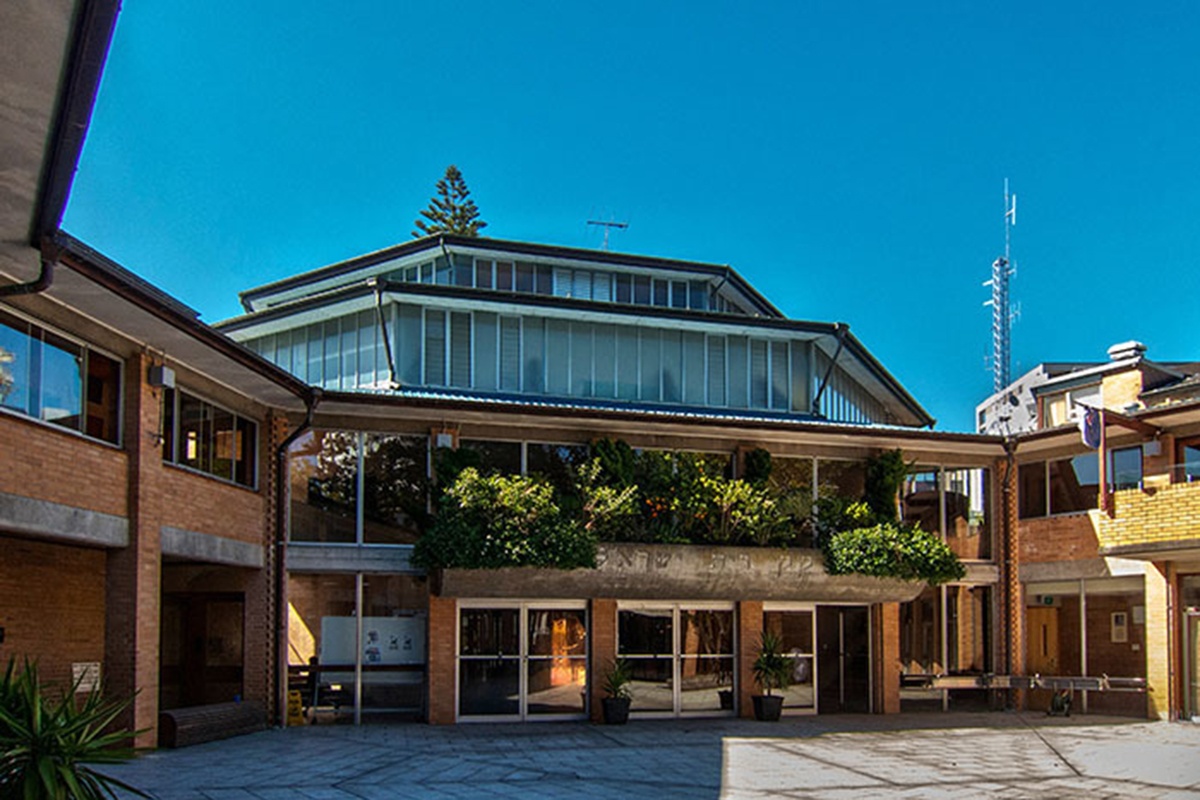 Ko te whare e hanga te tangata, ko te tangata e hangaia e te whare ...